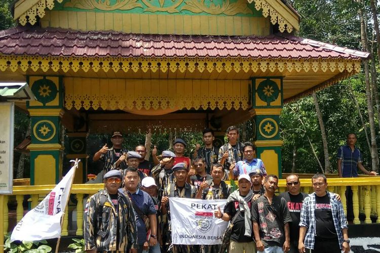 Melestarikan cagar budaya, PEKAT IB bangun spandek makam daeng celak ...
